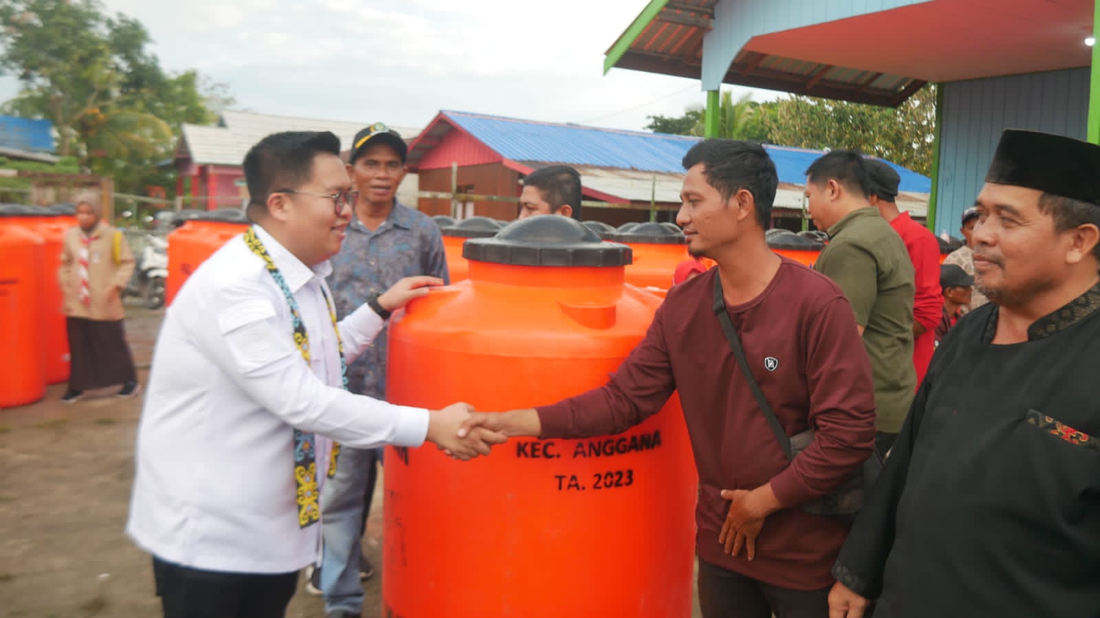 Rendi Solihin Salurkan 327 Tandon Air untuk Masyarakat Muara Badak ...