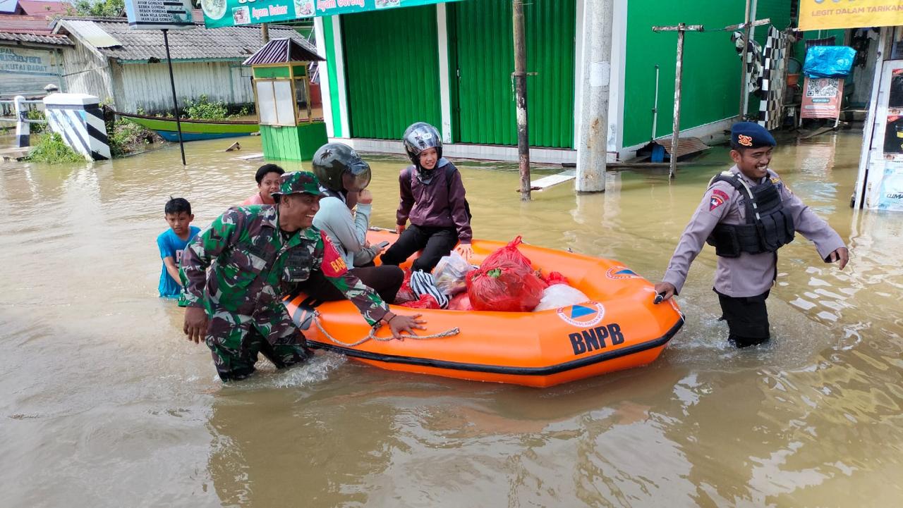 Kubar Diterjang Banjir, Brimob Kaltim Bergerak Cepat Evakuasi Warga – Insight Kaltim